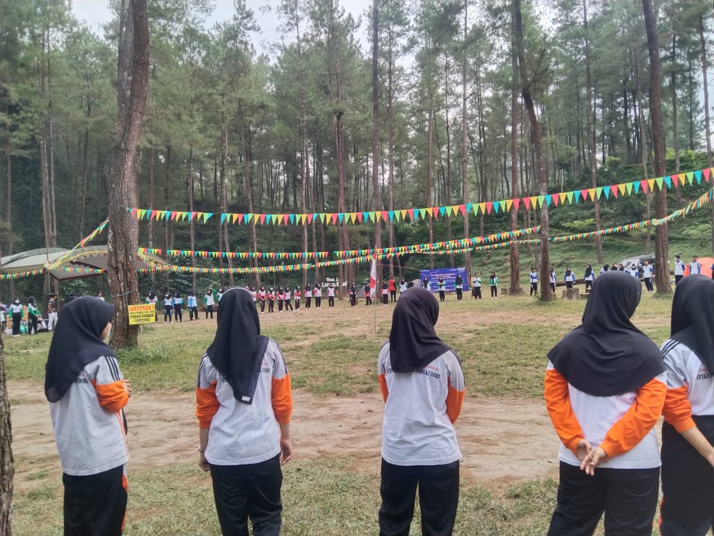 Hutan Pinus Loji, Pesona Alam di Lereng Gunung Kelud yang Tenang dan ...